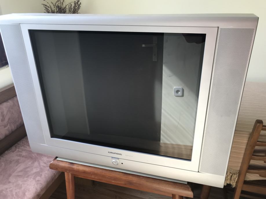 Grundig TV 72 cm ravni ekren