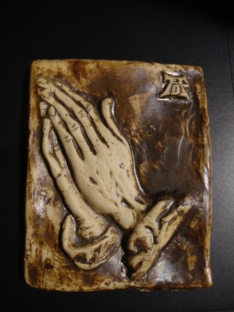 Sklopljene ruke - reljef