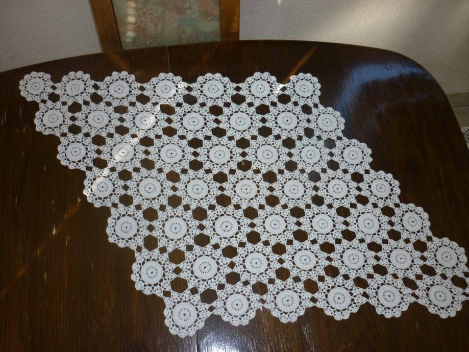 Ukrasni stolnjaci, ručni rad, čipka (2 komada)