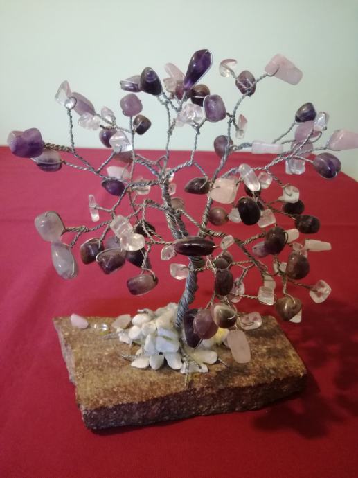 UKRASNO DRVO OD POLUDRAGOG KAMENJA