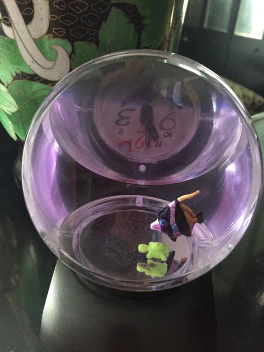 Ukrasni efektni akvarij sat