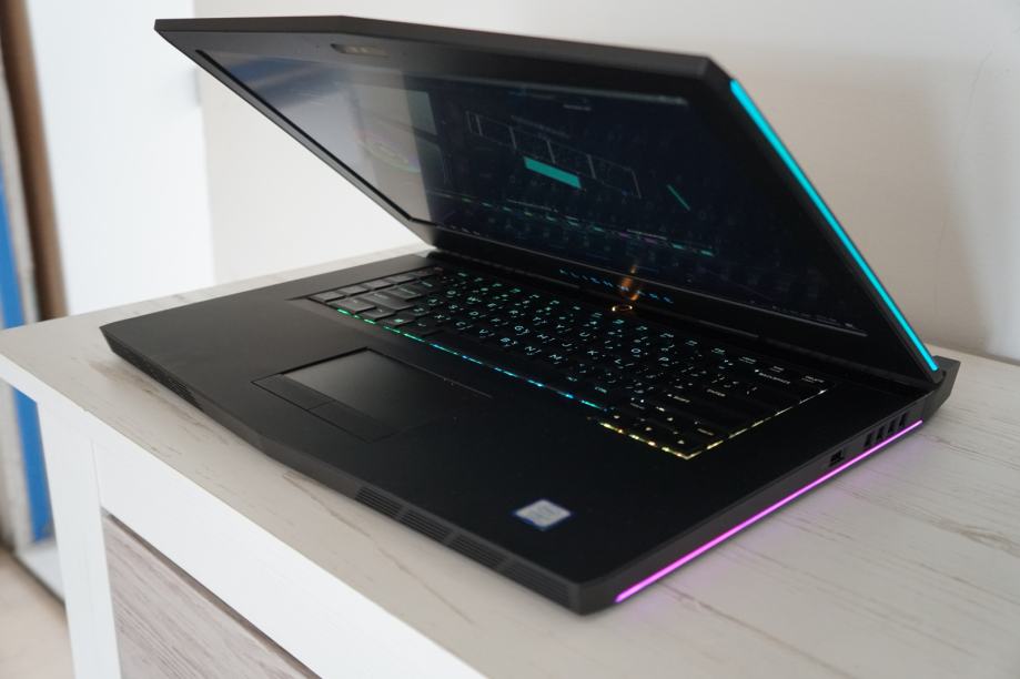 Alienware 15 R3 - i7-7700HQ, GTX 1070 8GB / 16GB / 256GB SSD + 1TB HDD