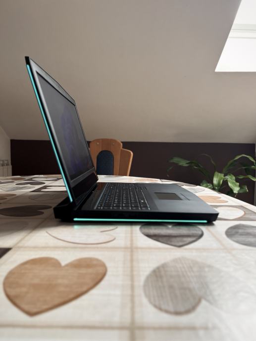 Alienware R5 | 17.3”, i7 8750h, GTX 1060