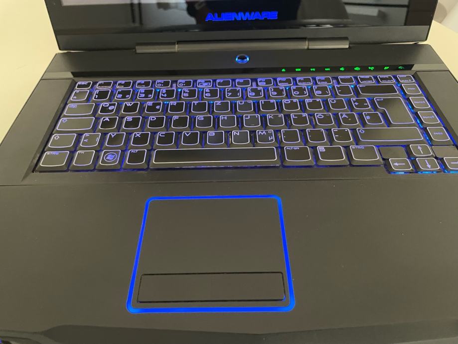 Alienware m15x | 15.6 FHD | Intel i7 | 8GB RAM | SSD | DP | NVIDIA
