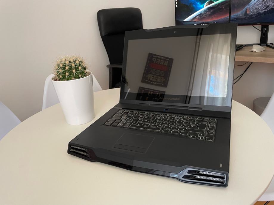 Alienware m15x | 15.6 FHD | Intel i7 | 8GB RAM | SSD | DP | NVIDIA