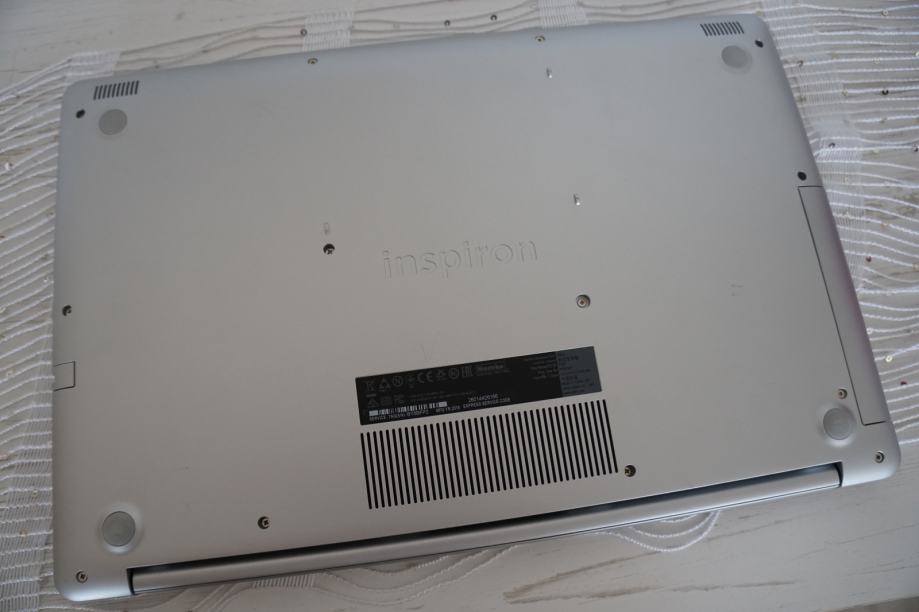 Dell Inspiron 5770 / i5-8250U / 8GB DDR4 / 256GB SSD / 17,3 incha