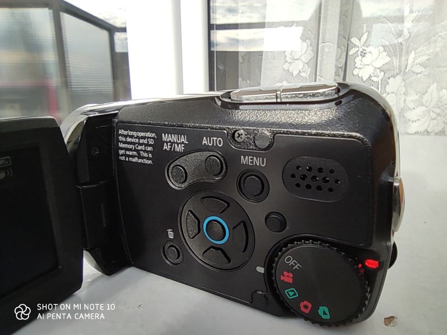 Panasonic SDR-S7 SD Camcorder (Black), baterija, punjač, SD kartica.