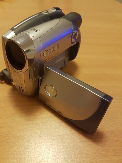 Prodajem Kameru Canon DC201, odlično očuvanu s torbicom Samsonite