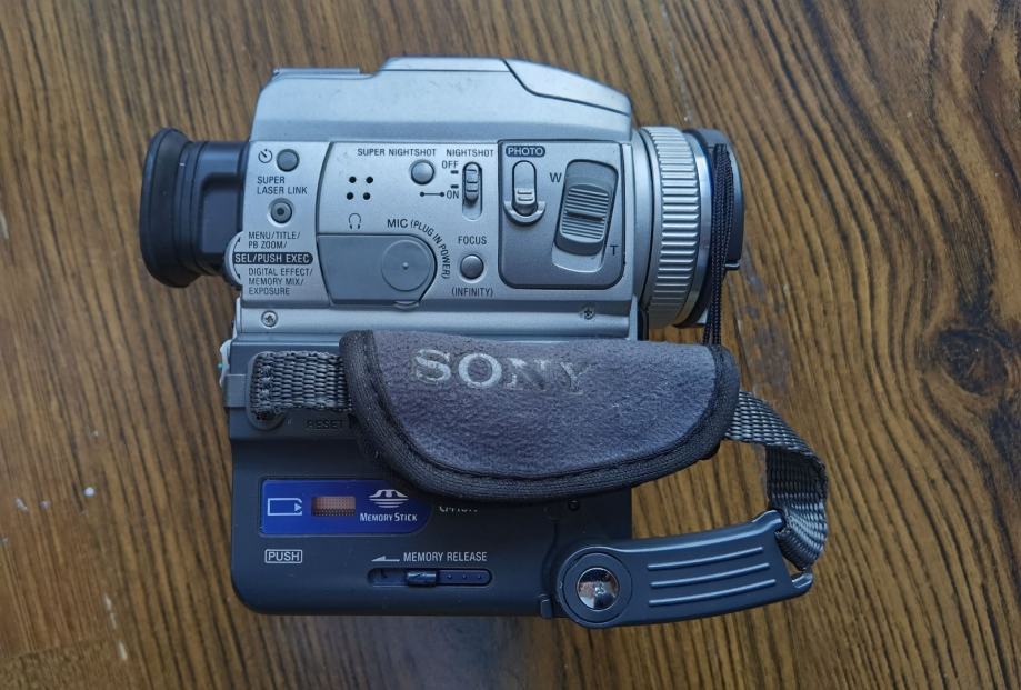 Mini DV kamera Sony Handycam DCR-PC110E - Carl Zeiss optika.