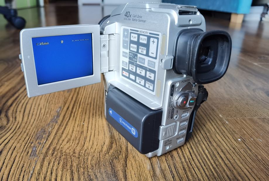 Mini DV kamera Sony Handycam DCR-PC110E - Carl Zeiss optika.