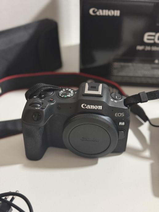 Canon EOS R8 + RF 24-50mm IS STM + Godox bljesk.
