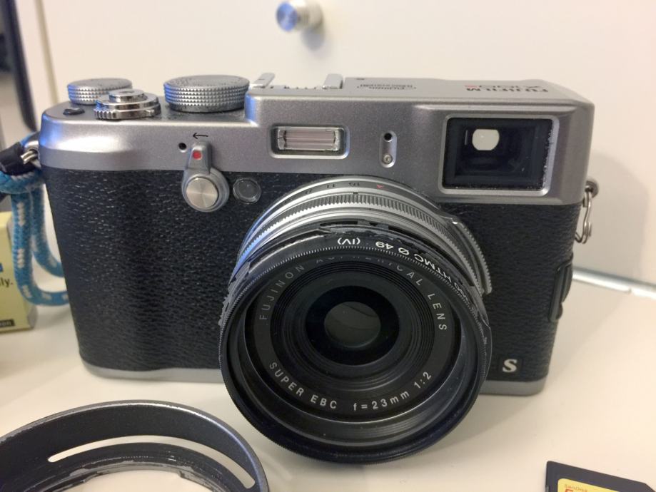 Fuji X100S s LH-X100 lens hood i UV filterom