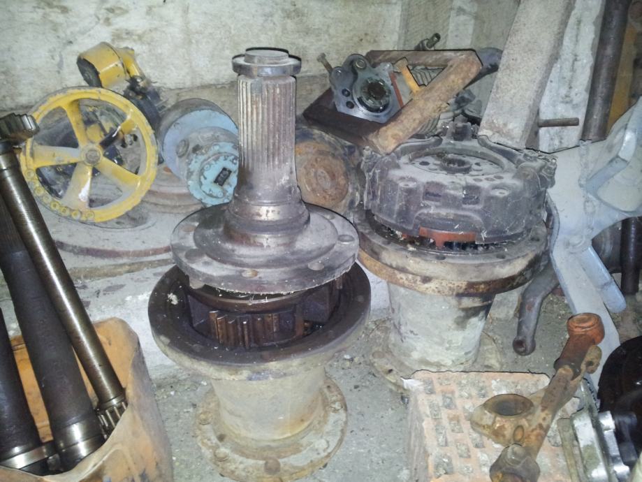 Bočni Reduktor Za Traktor Imt 560 577