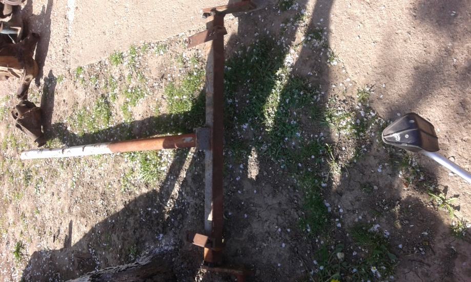 poljoprivredni strojevi traktor i rezervni dijelovi priključci