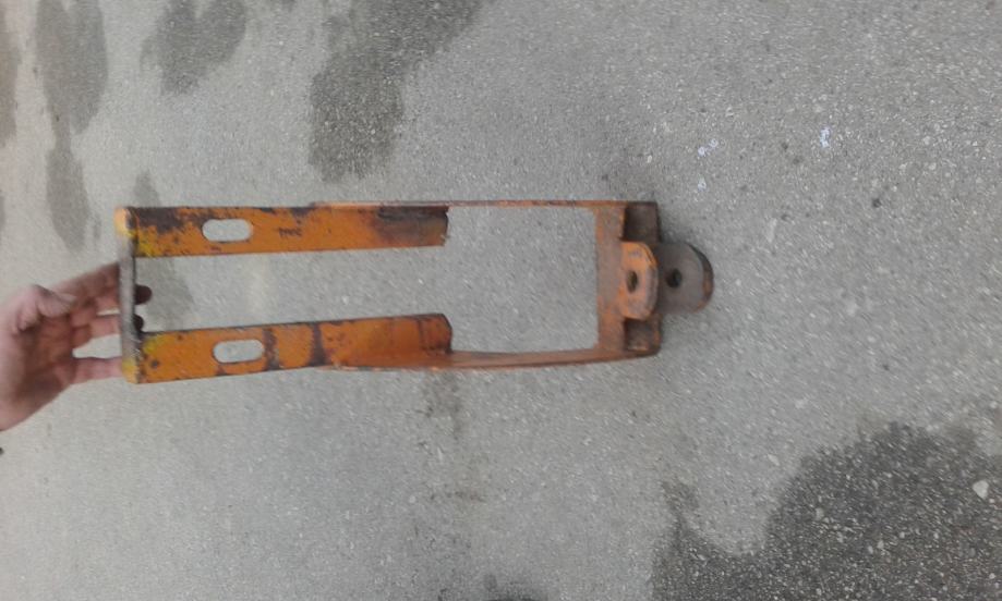 poljoprivredni strojevi traktor i rezervni dijelovi priključci