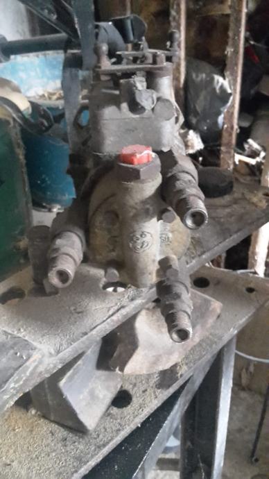 Bosch pumpa John deere 330