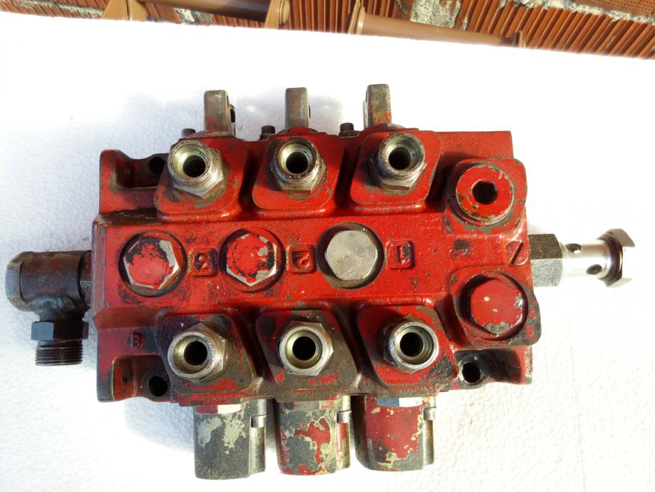 Razvodnik hidraulike sa tri izlaza