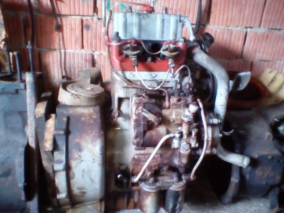 URSUS 335 MOTOR SA AGREGATIMA I KVAČILOM MOTOR RADI KAO SAT