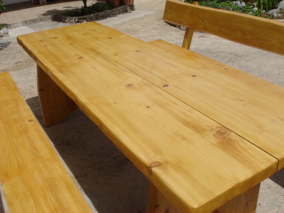 stolovi klupe i masivni drveni namjestaj