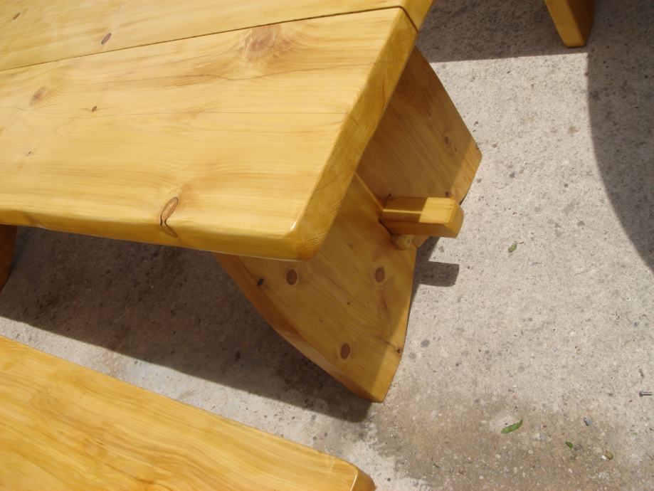 stolovi klupe i masivni drveni namjestaj