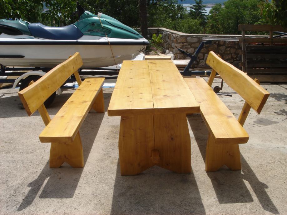 stolovi klupe i masivni drveni namjestaj