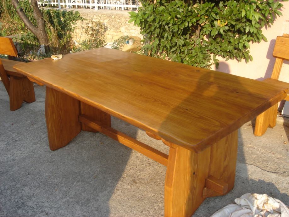 stolovi klupe i masivni drveni namjestaj