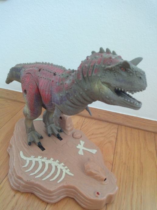 Dinosaur Disney Carnotaurus T-rex figura na baterije