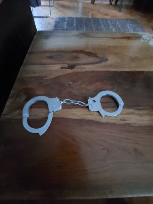 lisice metalne policajske