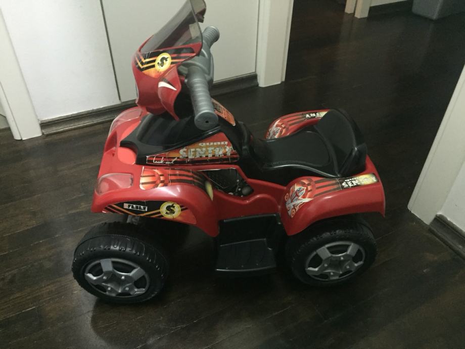 Feber dječji motor na akumulator