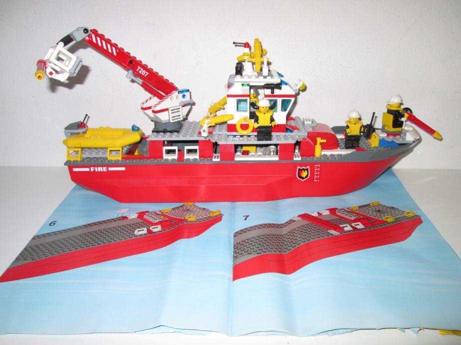 Lego vatrogasni brod