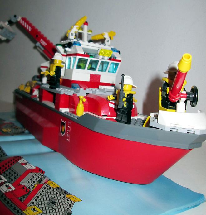 Lego vatrogasni brod