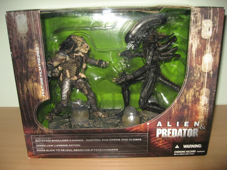 McFarlane Toys Alien & Predator Movie Maniacs Deluxe Figure Box Set