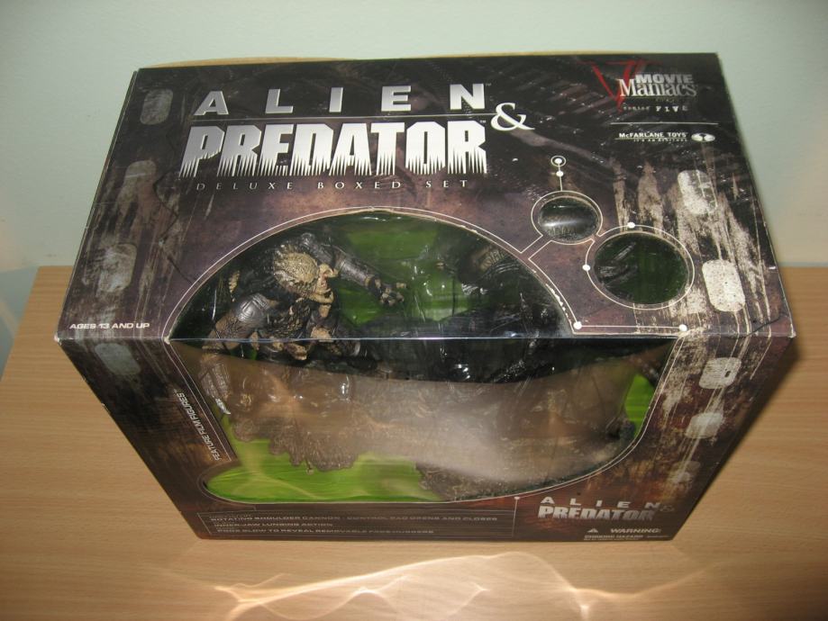 McFarlane Toys Alien & Predator Movie Maniacs Deluxe Figure Box Set