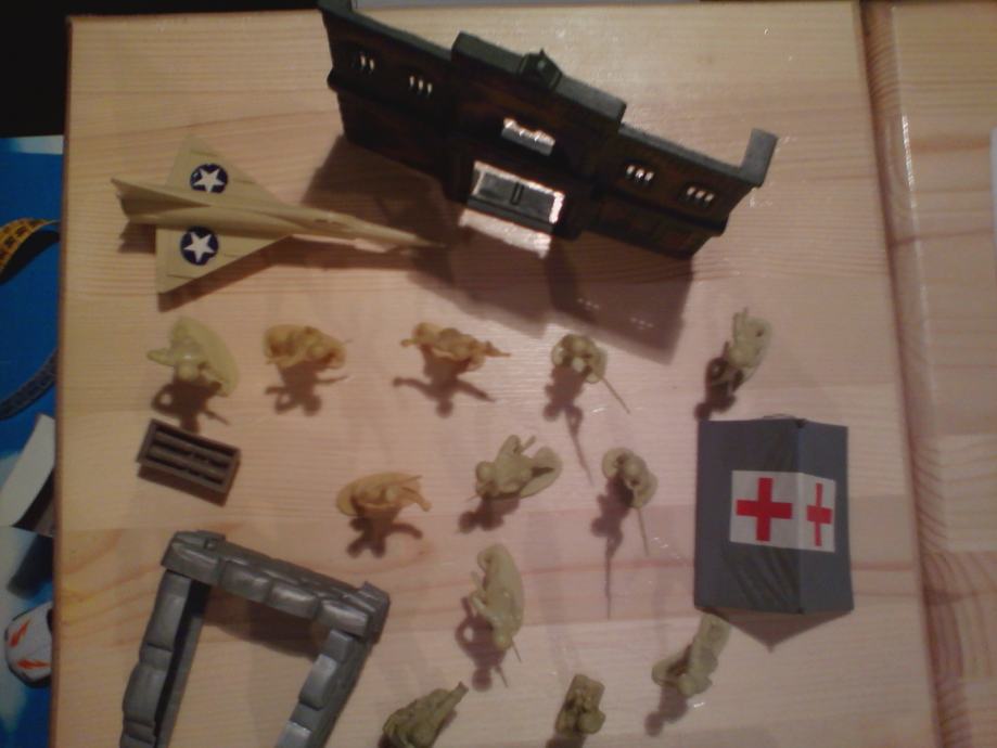 Plasticni vojnici s opremom 12 komada