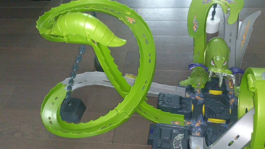 prodajem stazu za autice Hotwheels Octoblast na baterije