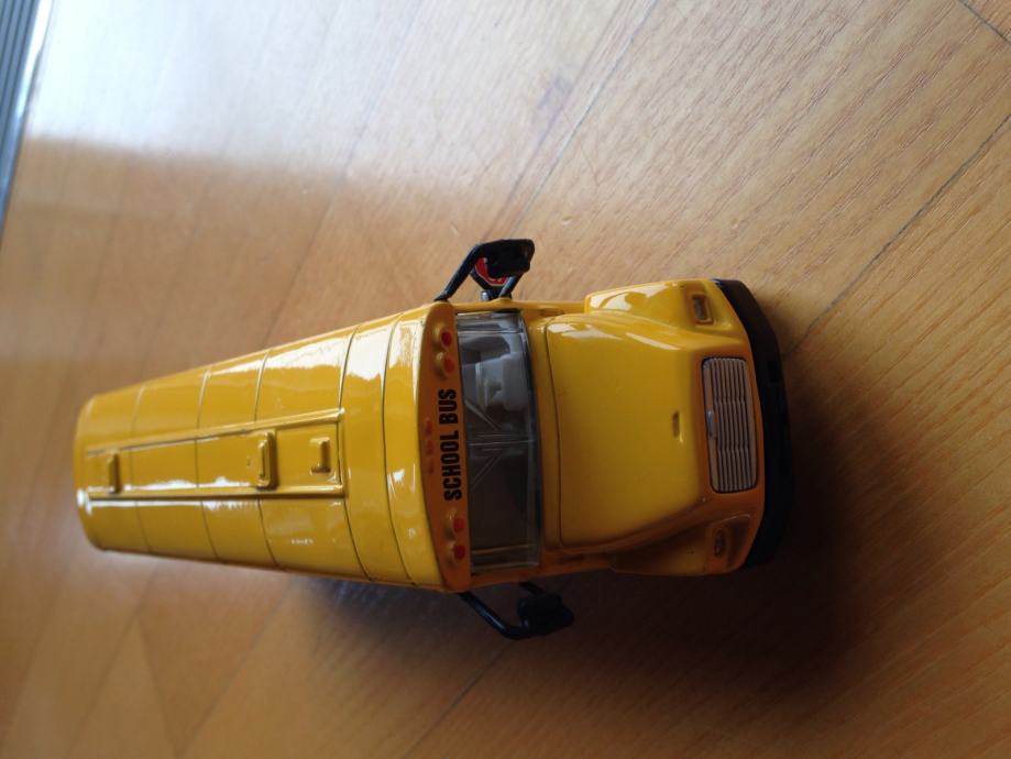 Žuti školski autobus
