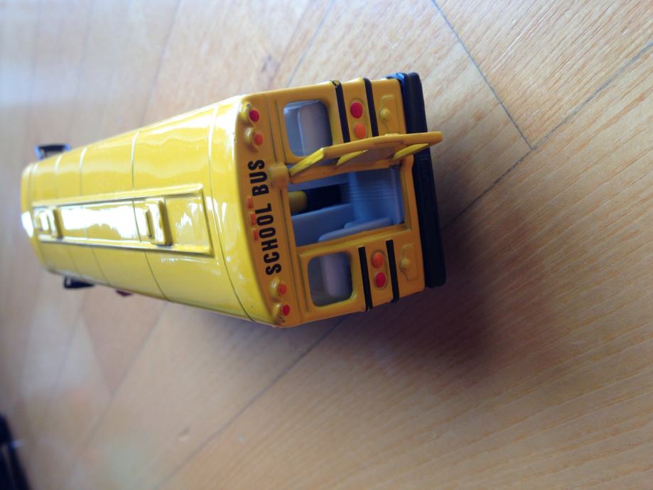 Žuti školski autobus