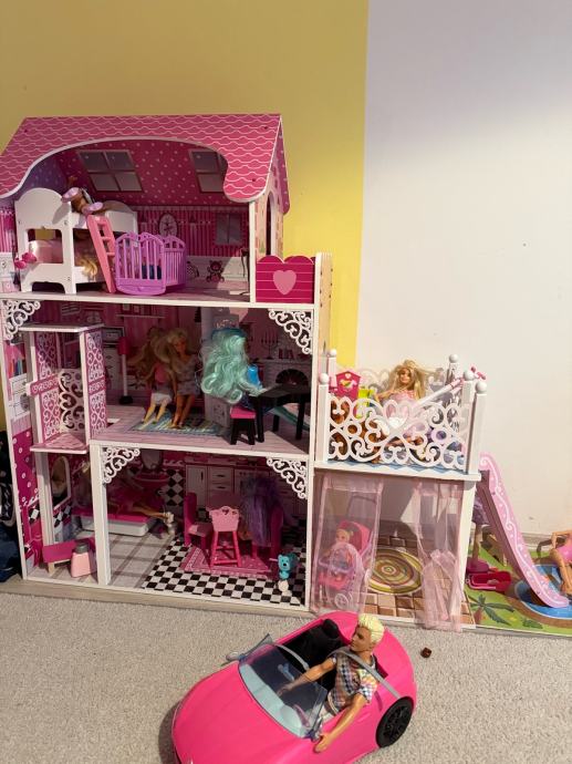 Barbie kućica sa namještajem, barbie autom i barbikama