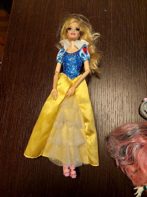 barbie u odjeći Snjeguljice