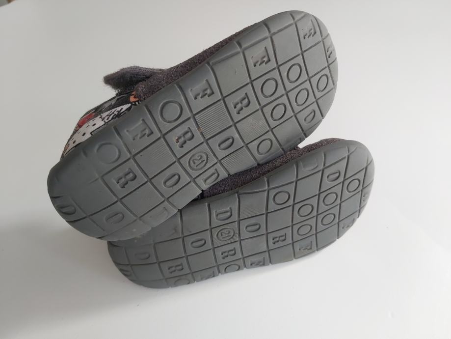 Froddo papuče br. 21, za visoki rist i jaču nogicu, vrlo očuvane