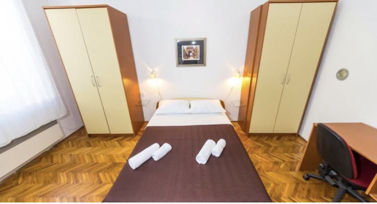 SNIŽENO!Dva ormara,krevet,komoda,radni stol,police za knjige