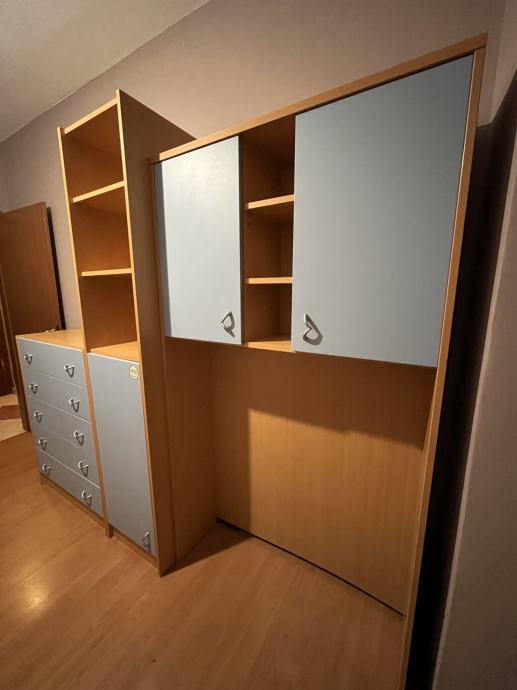 Kompletna dječja soba Alples: krevet, ormar i komode visoke i niske.