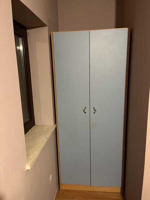 Kompletna dječja soba Alples: krevet, ormar i komode visoke i niske.