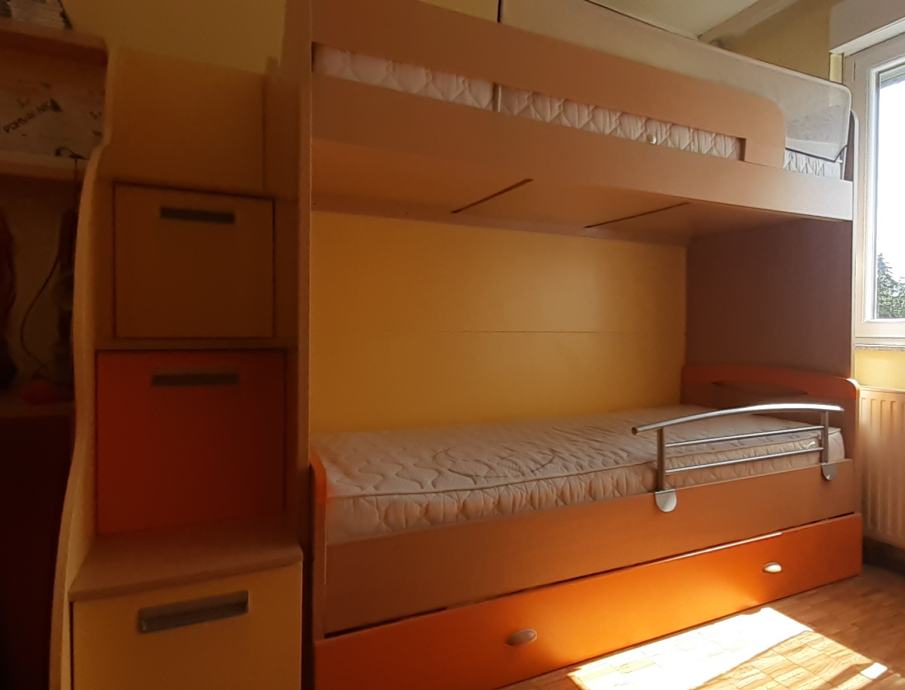 Krevet na kat, radni stol i ormari