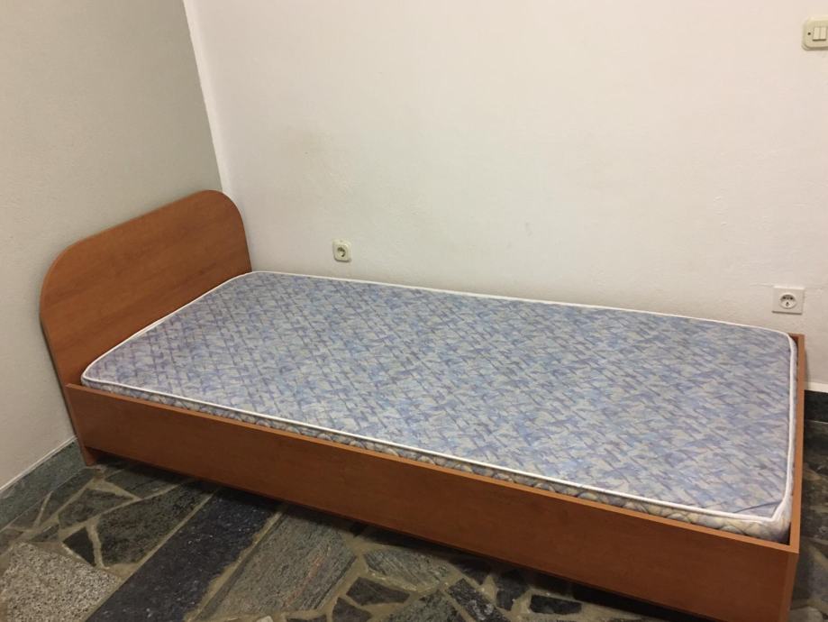 Djeciji krevet nocni ormaric