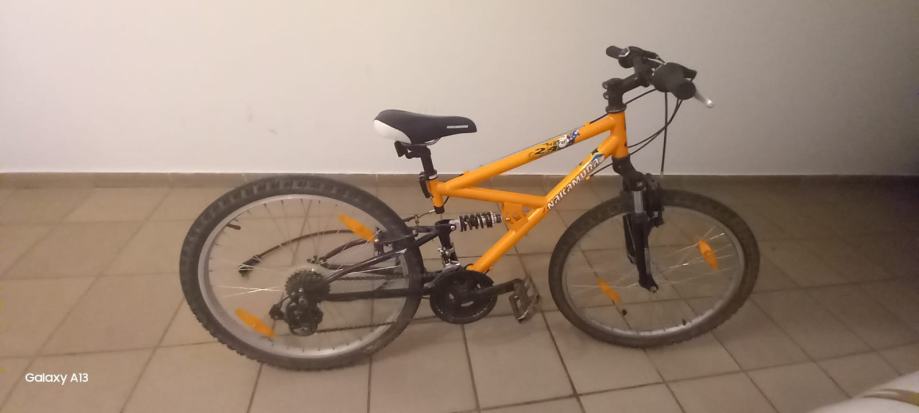 Bicikl 24 inča, prodajem. Uz njega dolazi i kaciga.