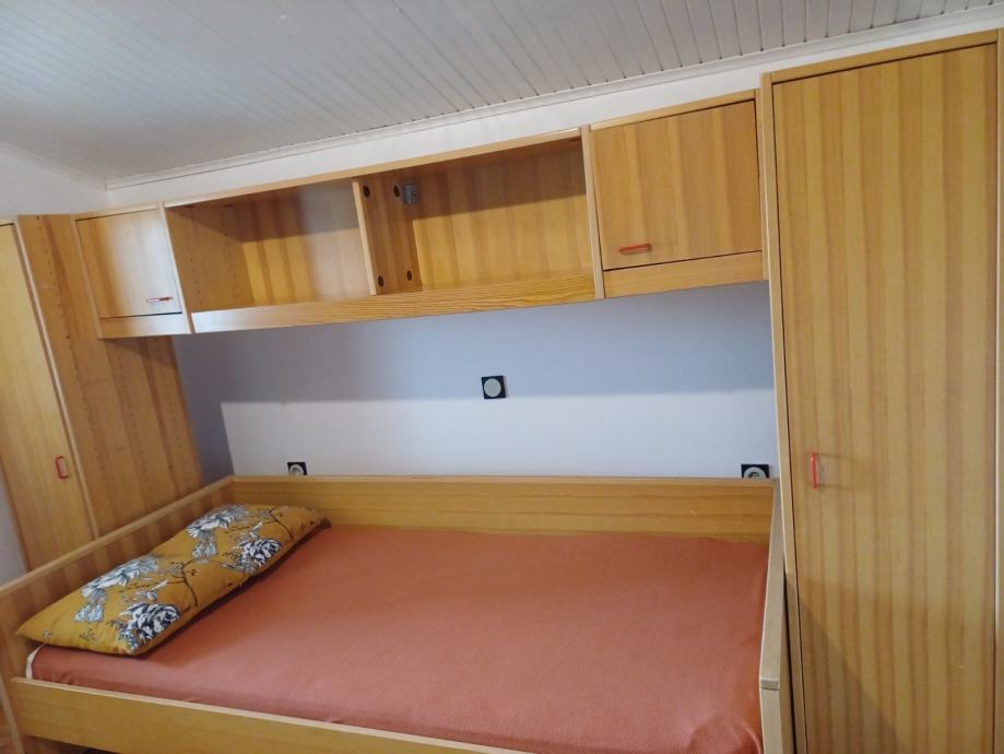 Dječji krevet s mostom i 2 ormara