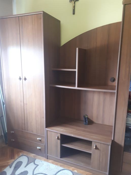 Drveni masivni ormar/regal za dnevni boravak ili sobu
