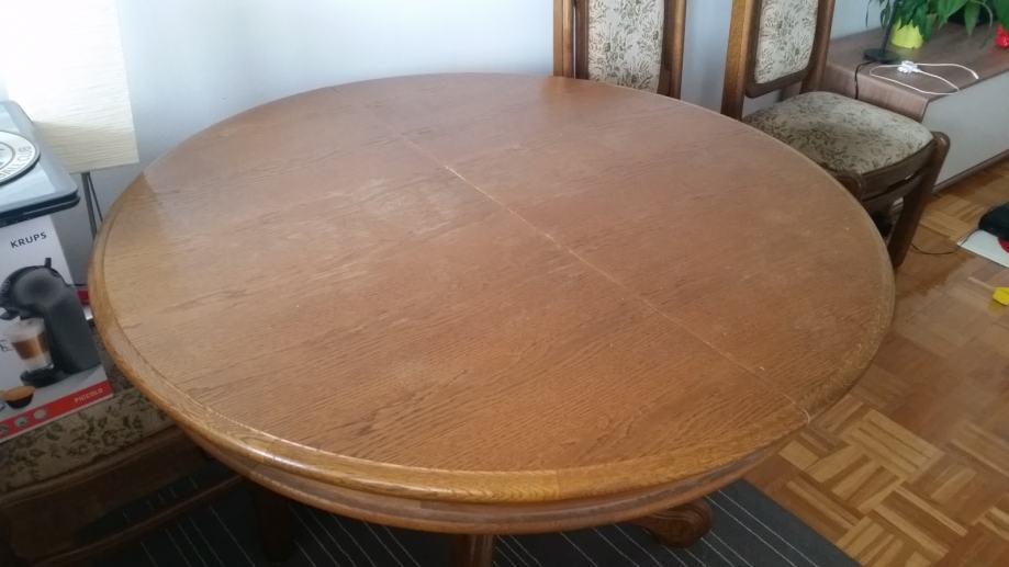 Masivni okrugli drveni stol