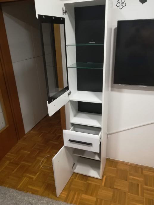 Ormar / vitrina (led lampice)